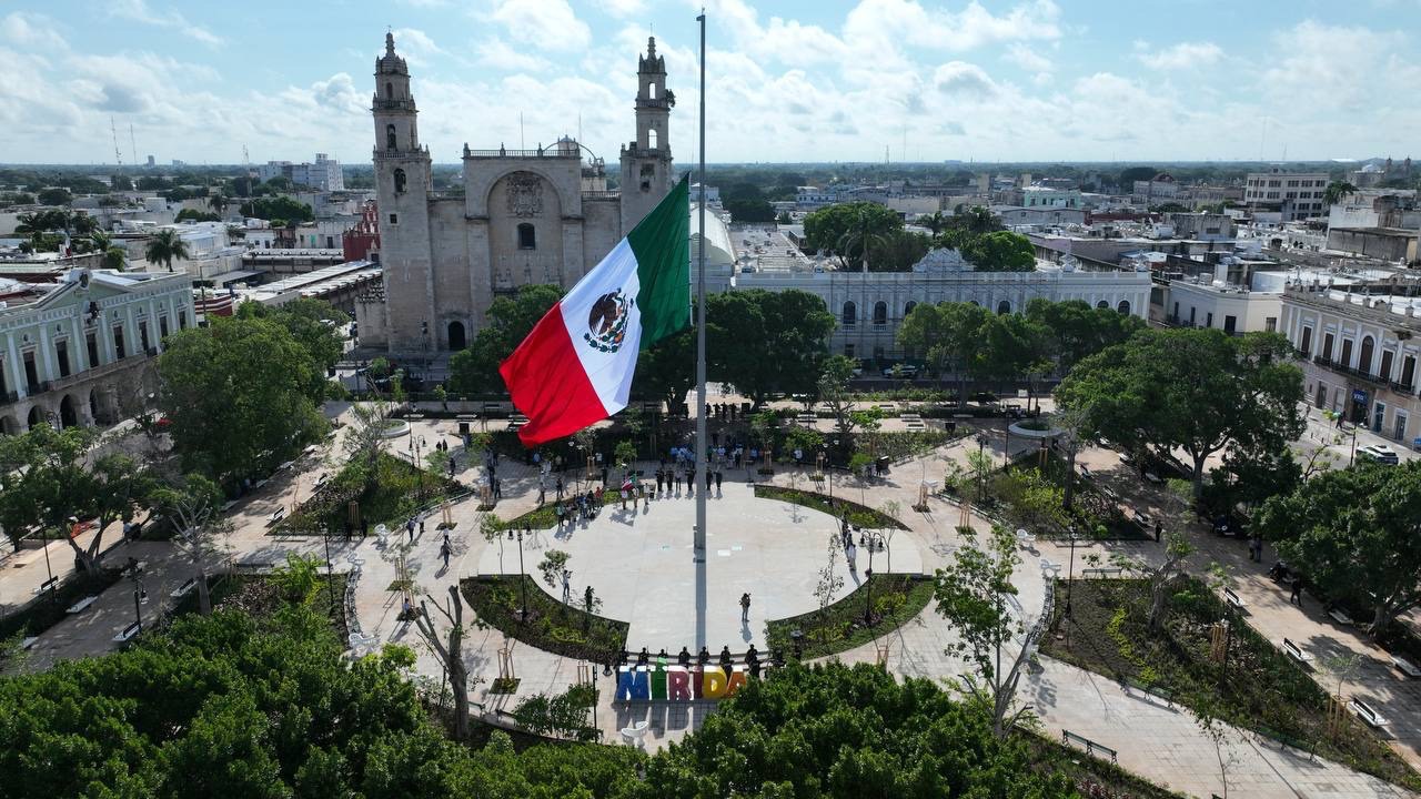 Bandera de México ya ondea en la remodelada Plaza Grande de Mérida ...